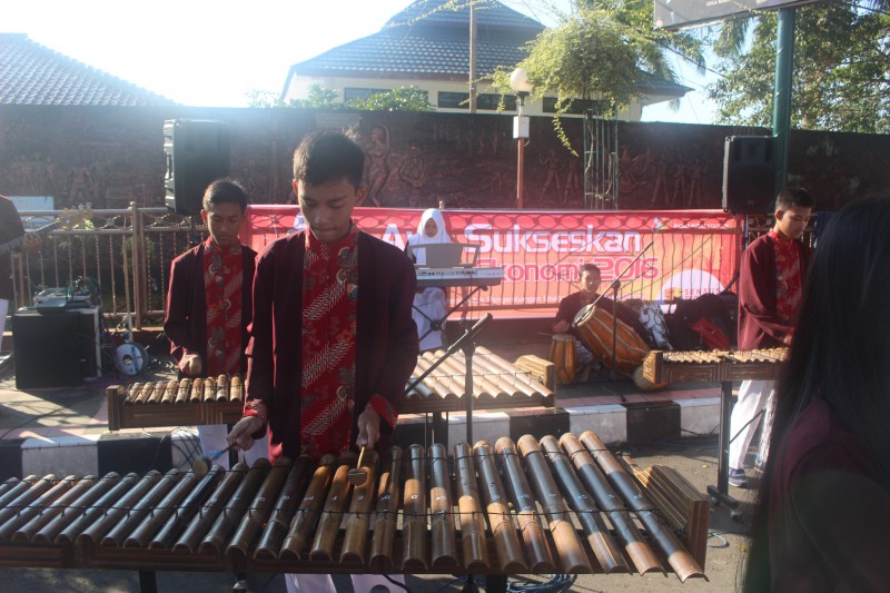 Tim Arumba Angklung SMANTIKA Pentas Memukau pada Acara BPS Sensus ...